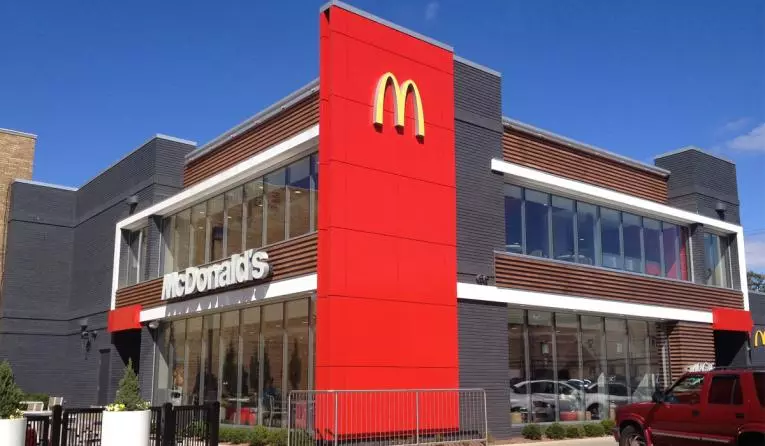 Eksterior restoran McDonald's.