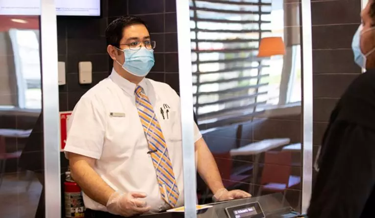 Punonjësja e McDonald's me maskë.