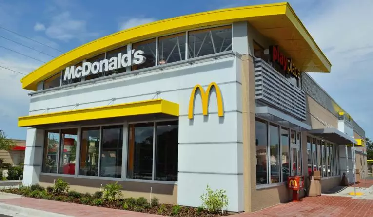 Exteriorul unui restaurant McDonald's.