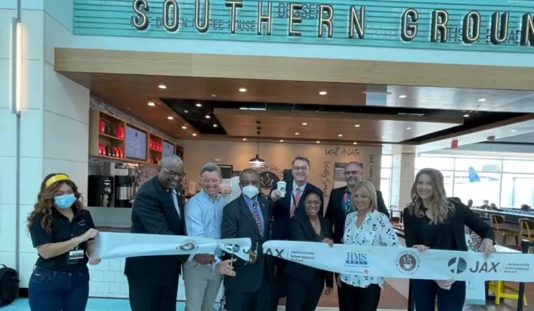 Pagputol ng ribbon sa Jacksonville International Airport.