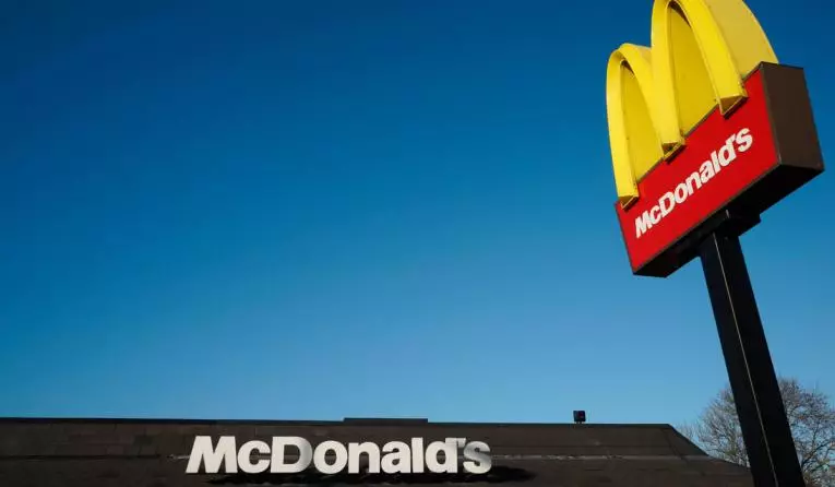 Logo McDonalds trên nền trời xanh.