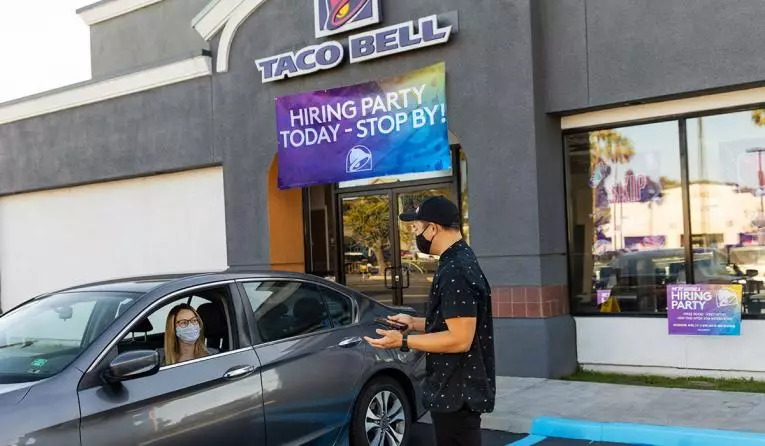 Taco Bell သည် ကိုယ်စားလှယ်လောင်းတစ်ဦးအား တွေ့ဆုံမေးမြန်းနေသည့် ဝန်ထမ်း။