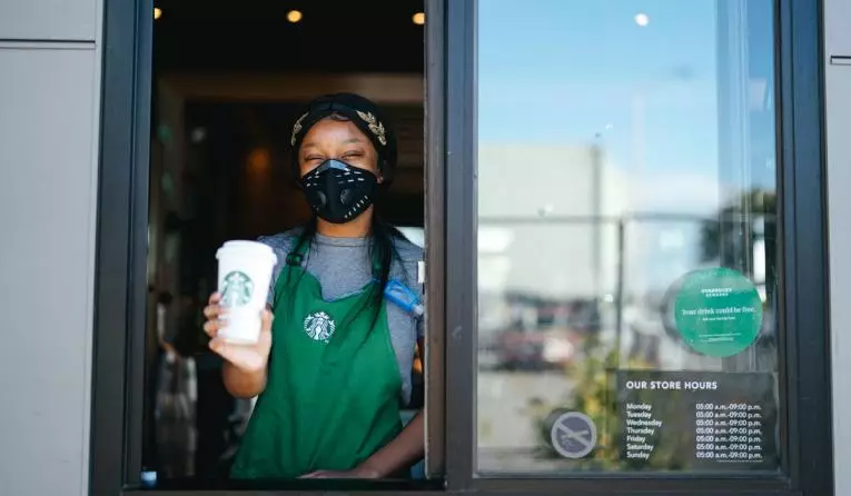 Starbucks-vetura dungito ĉe la fenestro.