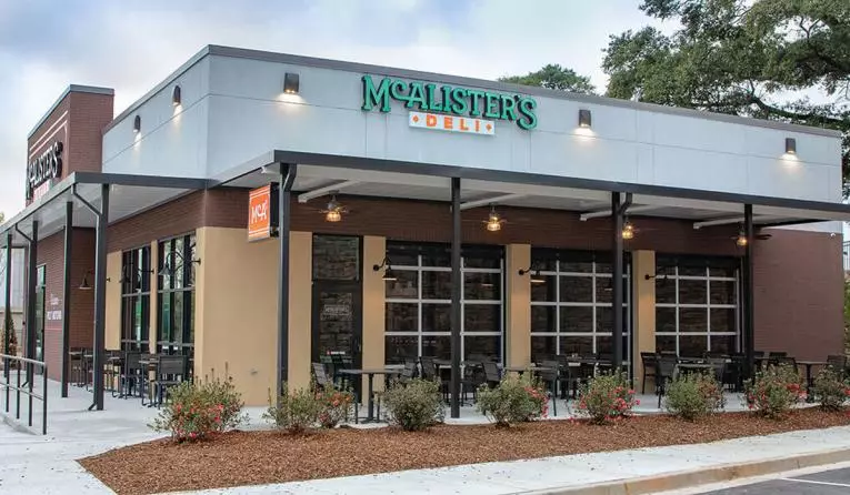 McAlister’s Deli bên ngoài của nhà hàng.
