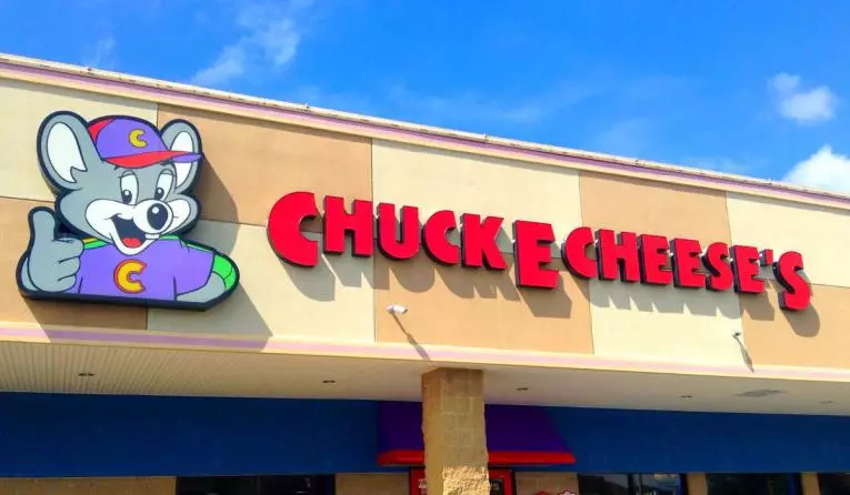 Bagian luar etalase Chuck E. Cheese.