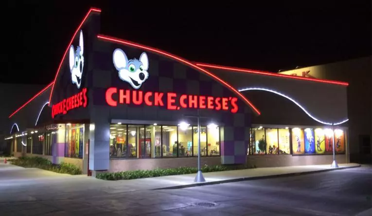 Chuck E. Cheese mbele ya duka la nje.