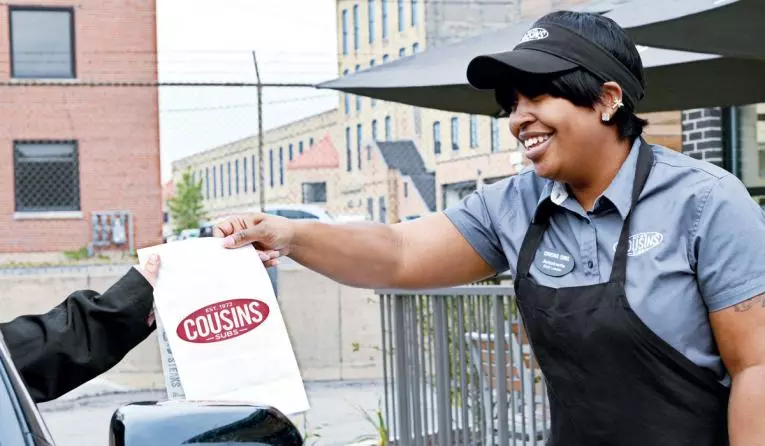 Cousins Subs entrega na beirarrúa