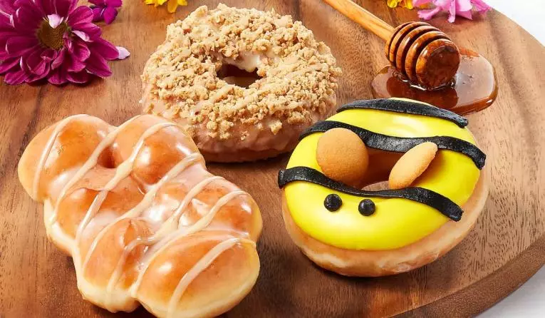 Krispy Kreme yn Rhyddhau Rhestr o Donuts Wedi'u Hysbrydoli â Mêl