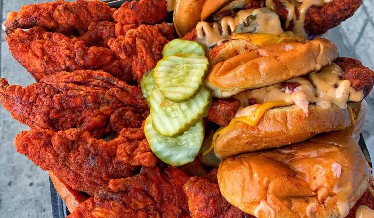 Di xwaringeha Dave's Hot Chicken de pûtek îsotên mirîşkan û sandwîç.