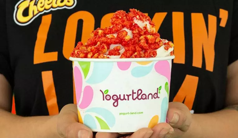 Yogurtland Agregando Cheetos Flamin’ Hot Topping 4156_1