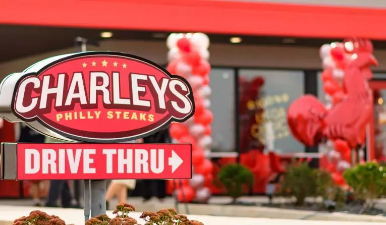 Charleys Philly Steaks caurbraukšanas zīme.