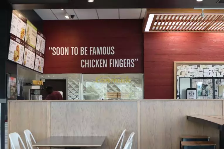 Интерьери Chicken Fingers Layne.