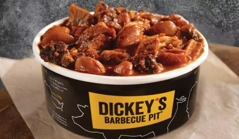 Dickey's Barbecue mit Chili-Spezialitäten.