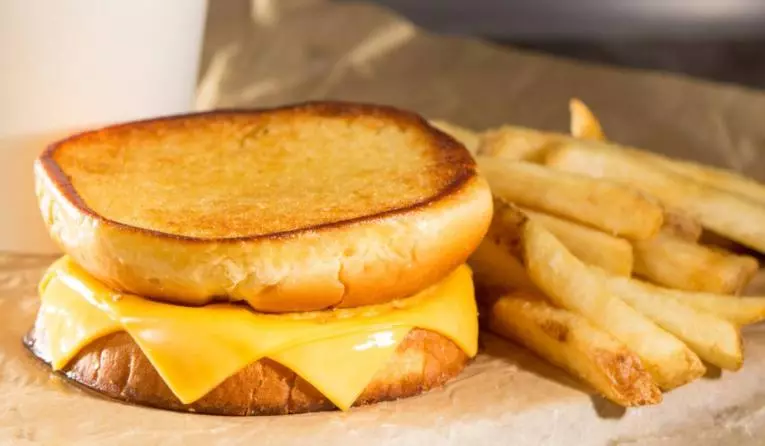 Wayback Burgersは、全国ハンバーガー月間で「バーガーバーガー」を提供しています
