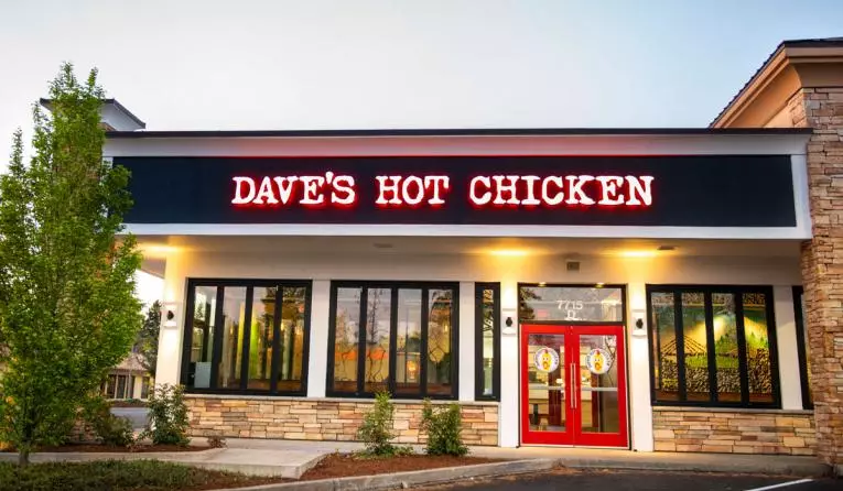 Dave’s Hot Chicken setzt sein rasantes Wachstum fort