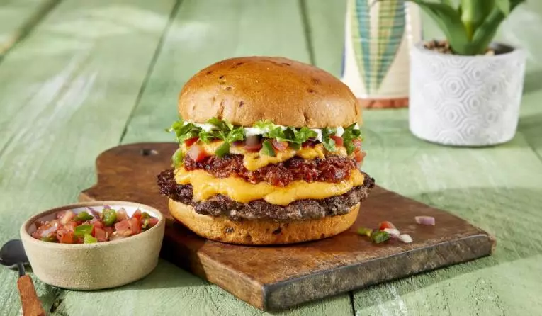 Smashburger-ის ახალი Chorizo Cheeseburger.