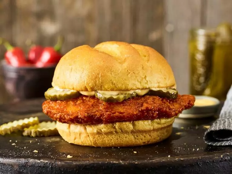 Горещ хрупкав пилешки сандвич на Smashburger