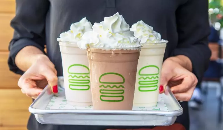 Shake Shack shakes op een bord.