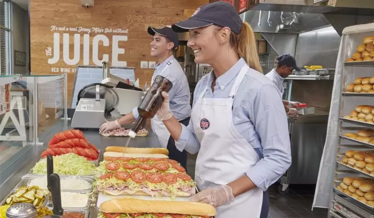 El empleado de Jersey Mike haciendo un sándwich.