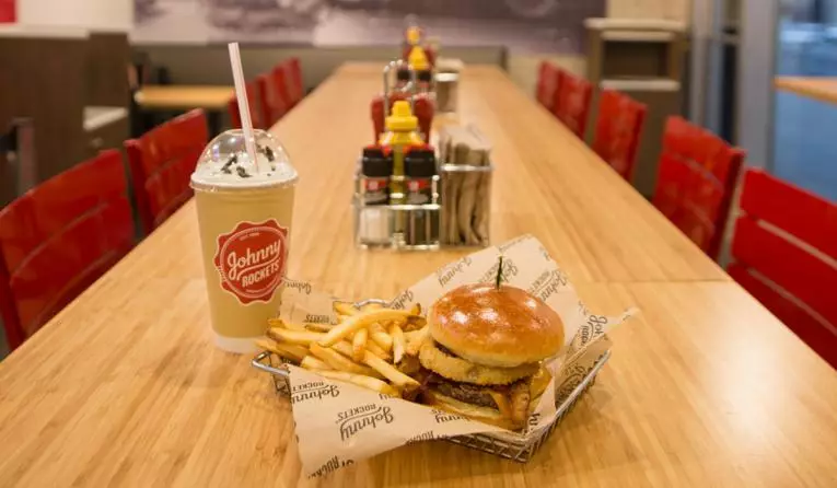 Johnny Rockets burger i šejk.