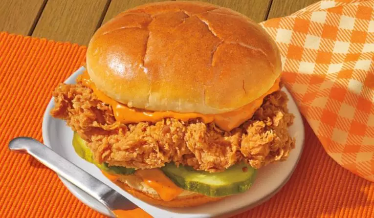Popeyes lanza nuevo sándwich de pollo Buffalo Ranch