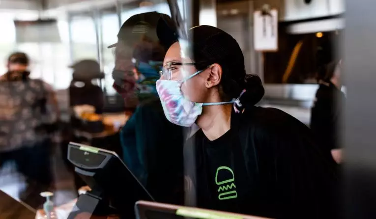 Empleado de Shake Shack con mascarilla.