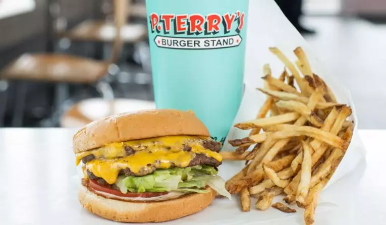 د P. Terry's Burger Stand برګر، غوړي، او څښاک.