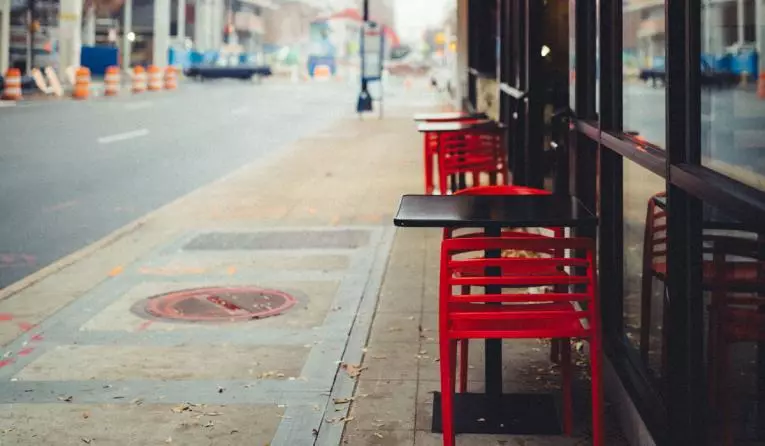 Červené stoličky pred reštauráciou.