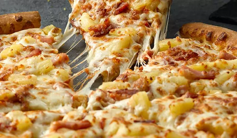 Papa John'un Süper Hawaii Pizzası.