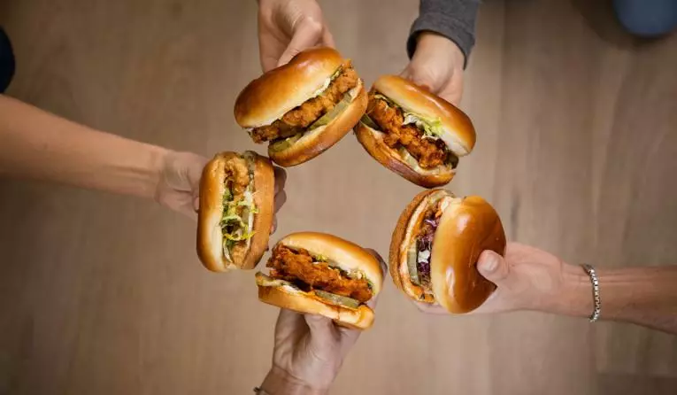 Ang mga sandwich nga Crispy Chicken ni Sam nga gibutang sa usa ka lingin.