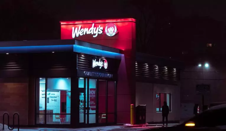 Exterior de Wendy a la nit.