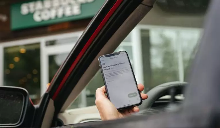 Starbucks mobil kaldırım kenarı.