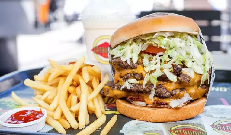 Hamburg ກັບ fries ຢູ່ Fatburger.