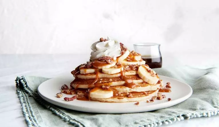 Stack vun Bananen förderen pancakes