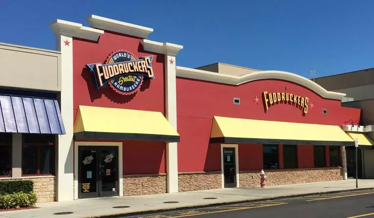 Ang gawas sa usa ka Fuddruckers restaurant.