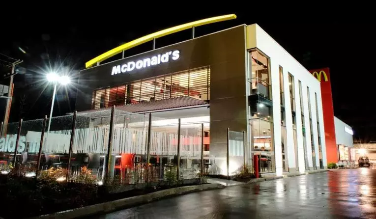 Die buitekant van 'n McDonald's-restaurant.