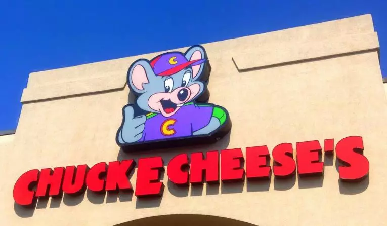 El exterior de un restaurante de Chuck E. Cheese.