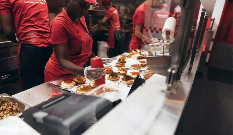 Ahịrị nri na Five Guys Burger & Fries.