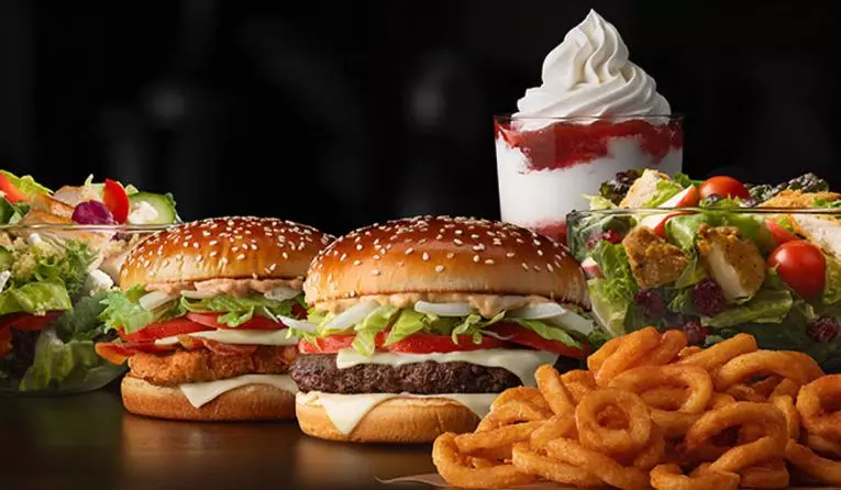 Dois hambúrgueres, salada, sobremesa e batatas fritas no McDonald's.