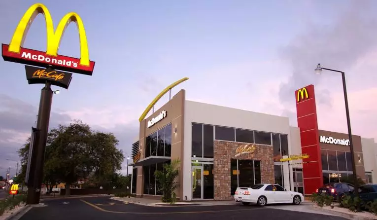 McDonald's exterior con drive thru.