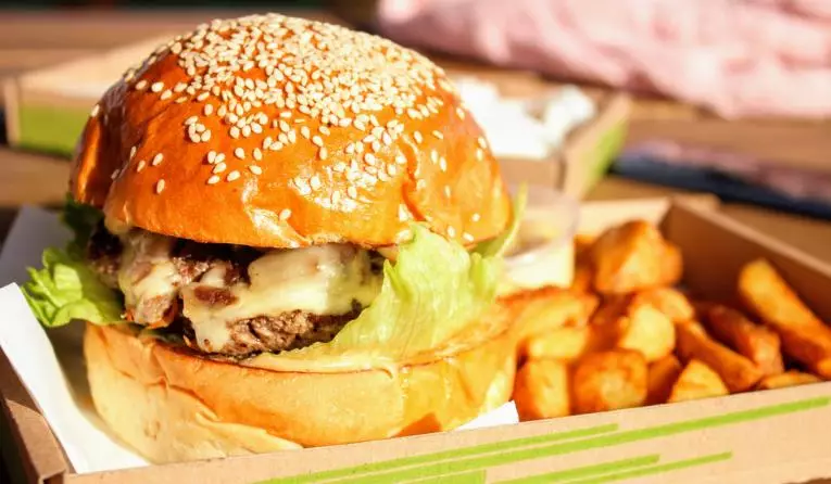 Burger und Kartoffelpommes.