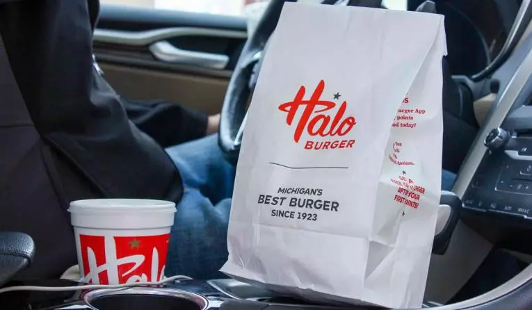 Halo Burger in einer Tasche in einem Auto.