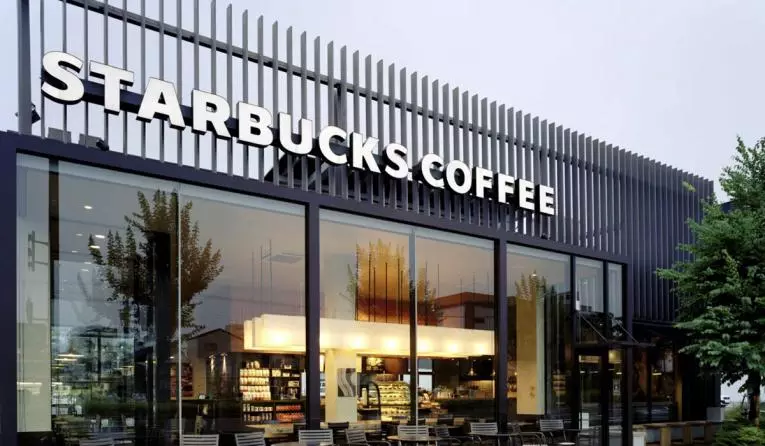 Starbucks yn Ehangu 'Tâl Trychineb' ar gyfer Gofal Coronafeirws 5820_1