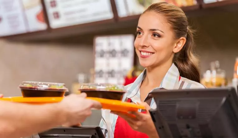 Ռեստորանի աշխատողը սնունդ է հանձնում հաճախորդին:
