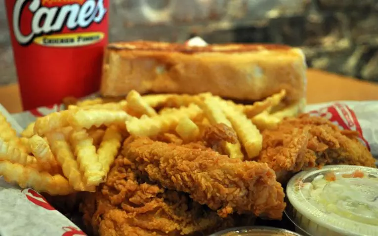 Raising Cane's'de tavuk parmak sepeti.