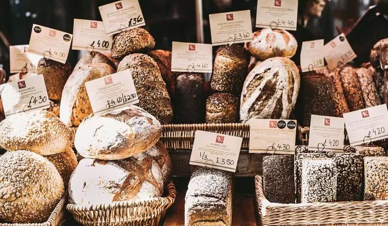 Brotlaibe auf dem Display mit Preisen.