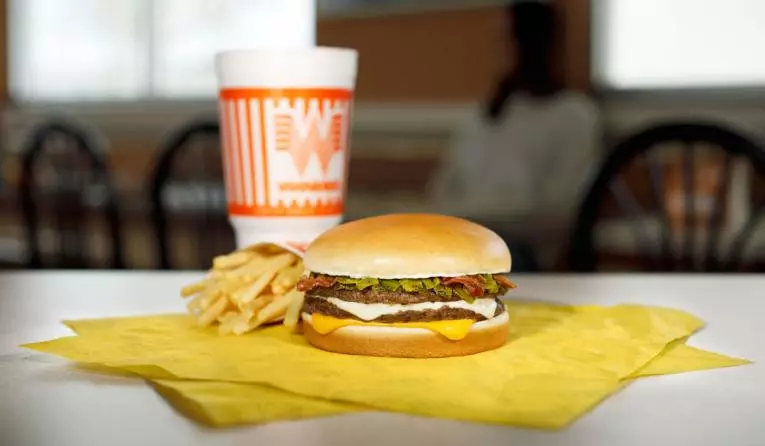 Whataburger හැච් ග්‍රීන් චිලී බේකන් බර්ගර්.