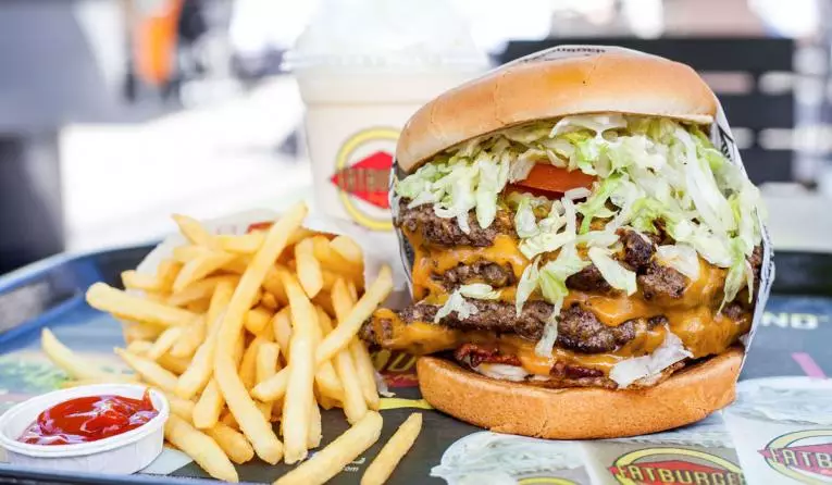 Hamburgero kun fritoj ĉe Fatburger.