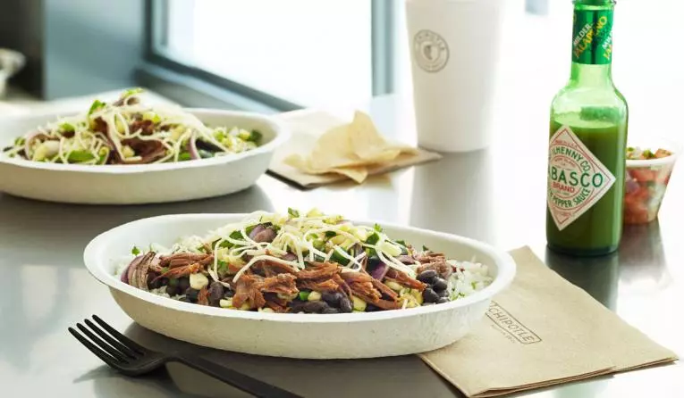 Chipotle-də burrito qabı.