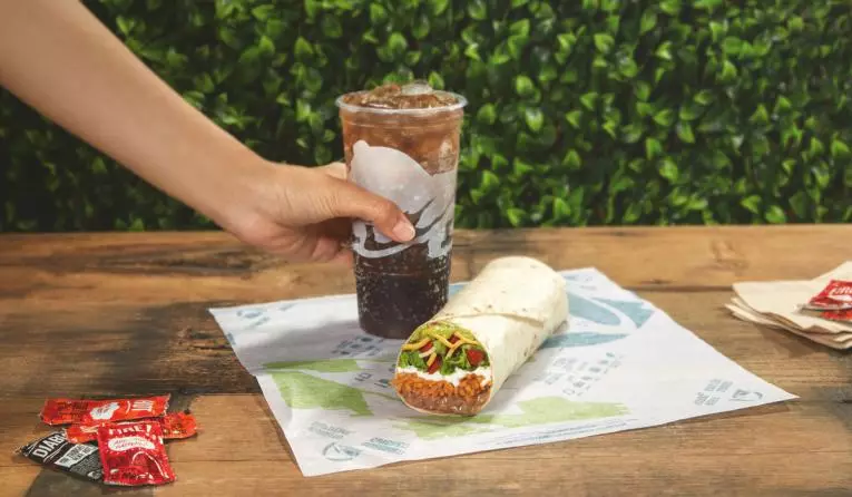 Taco Bell-də vegetarian 7 qatlı burrito.